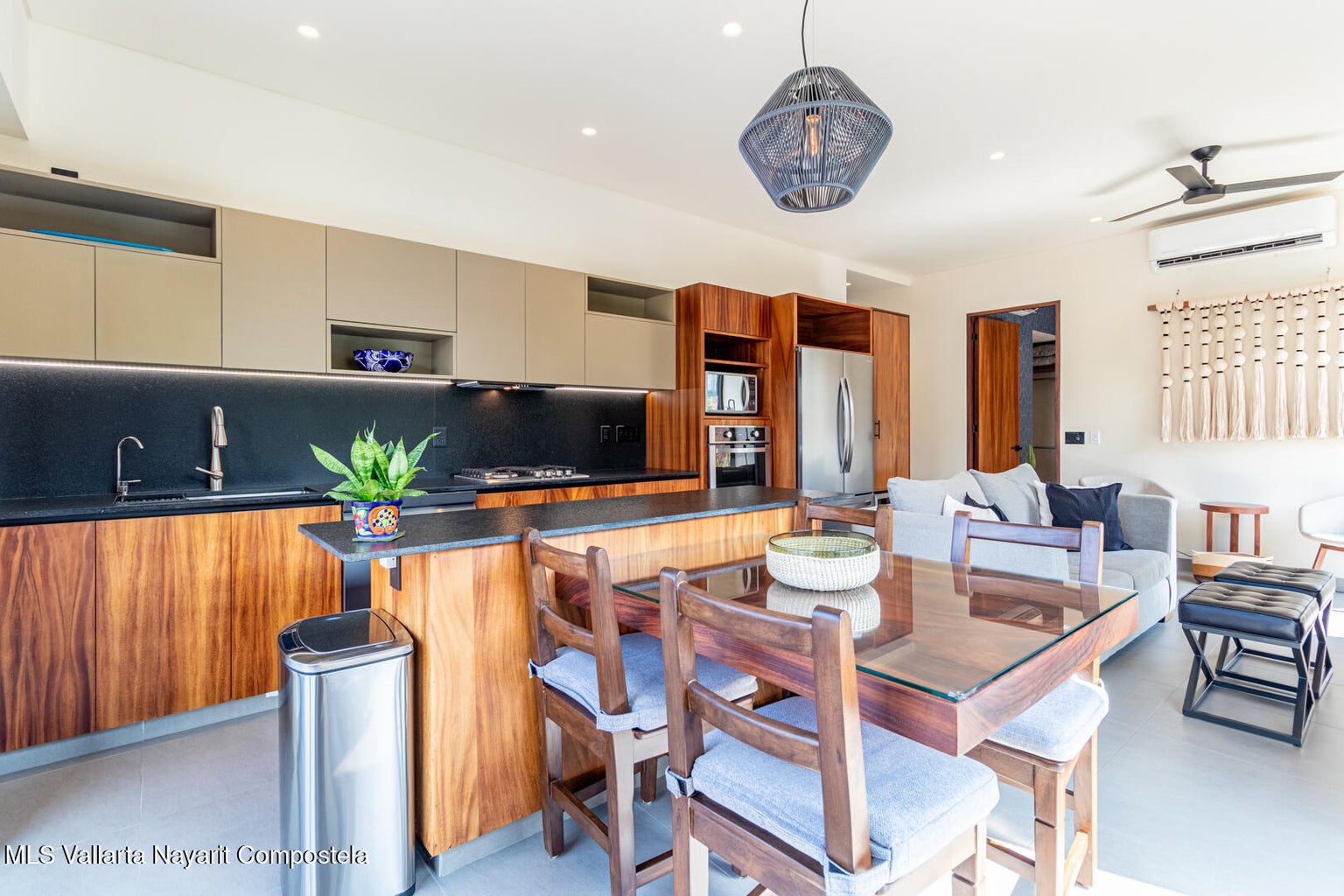 Tropicasa Realty - The Colonial 204